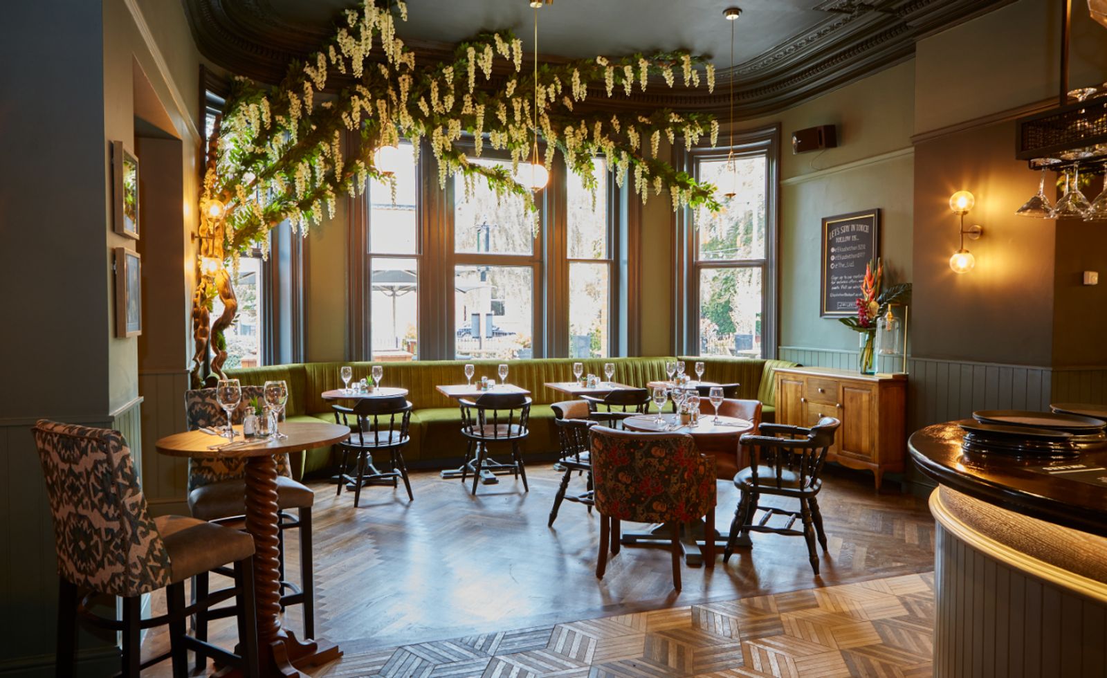 The Elizabethan | Great historical pub serving food in Heaton Moor