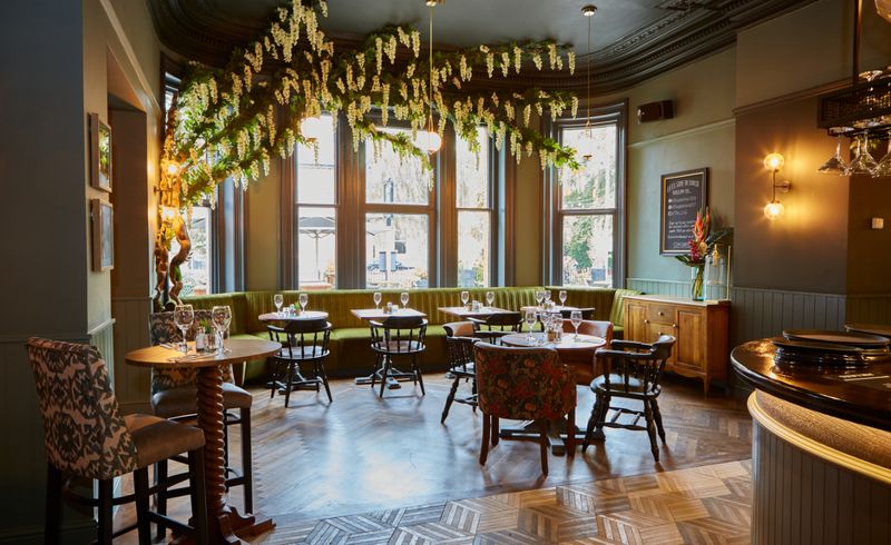 The Elizabethan | Great historical pub serving food in Heaton Moor